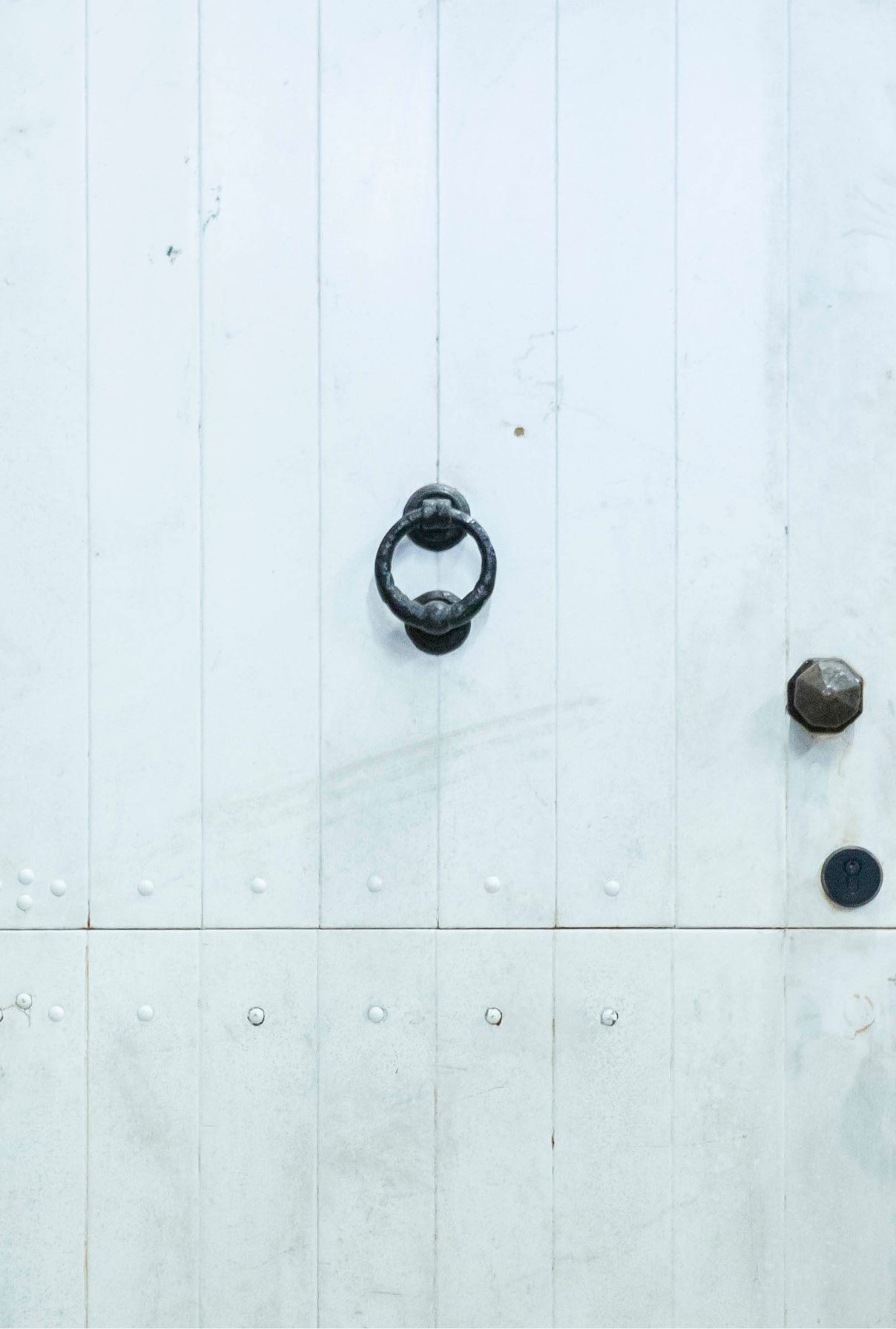 Oude witte voordeur kopen bij Jan van IJken Oude Bouwmaterialen