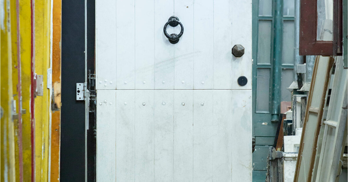 Oude witte voordeur kopen bij Jan van IJken Oude Bouwmaterialen